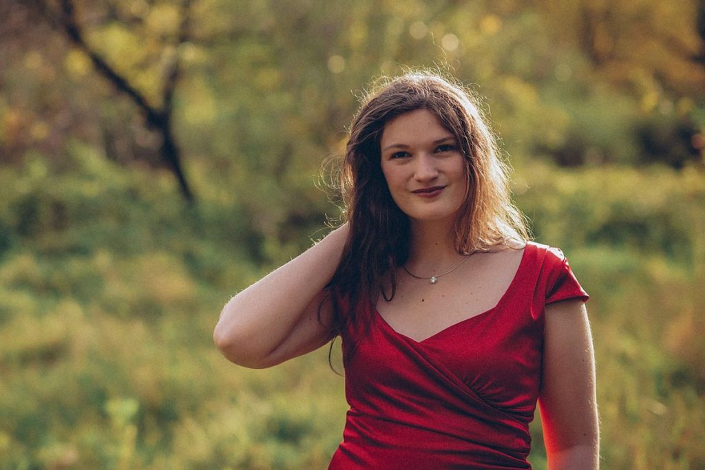 Porträtfotos einer Opernsängerin - farbeundschwarzweiss